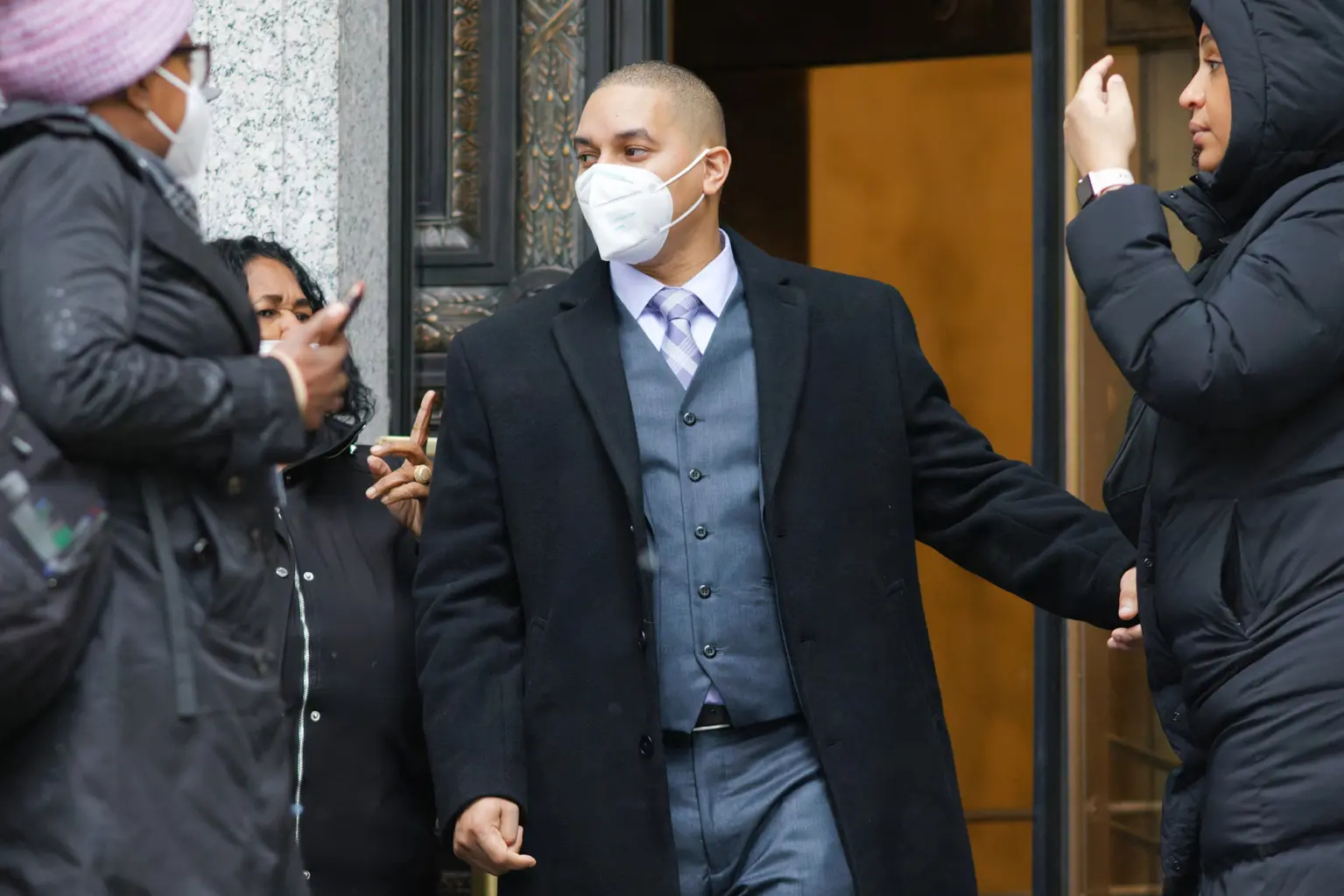 NYC Jail Guard Lands Behind Bars After Sneaking Blades, Drugs to Inmates